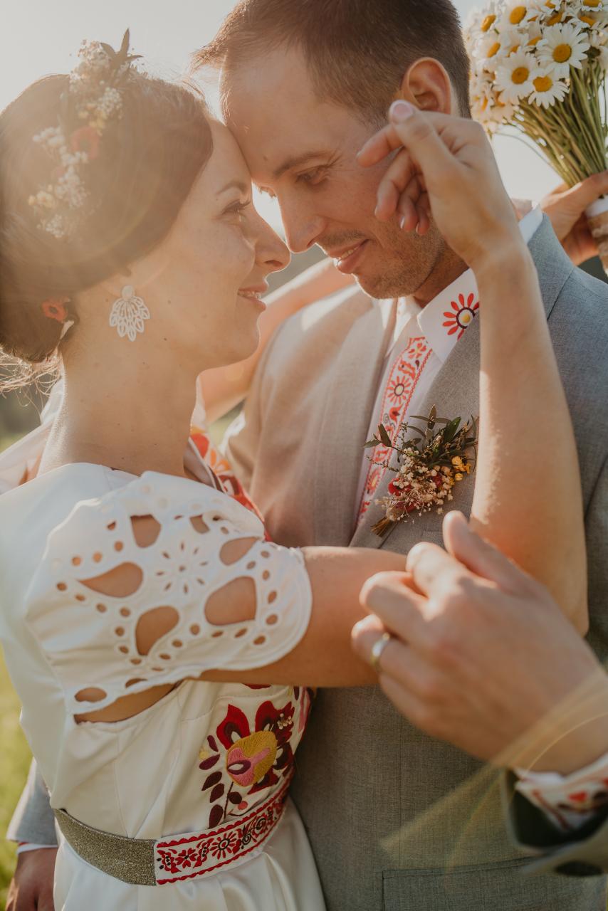 Folklórna svadba s lúčnymi kvetmi